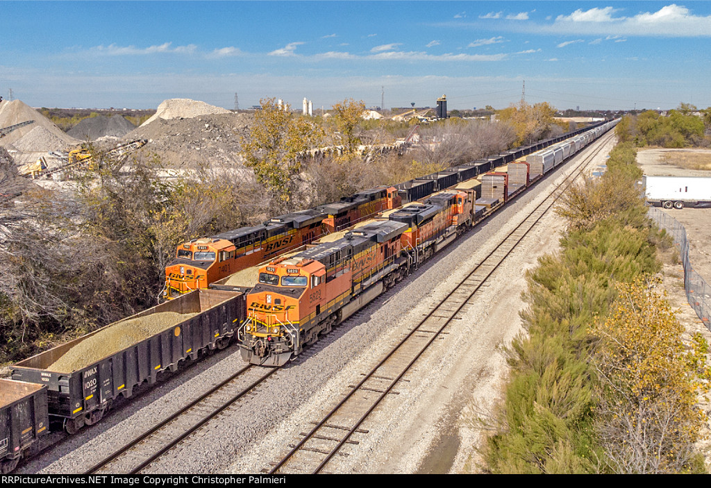 BNSF 5829 and BNSF 7401